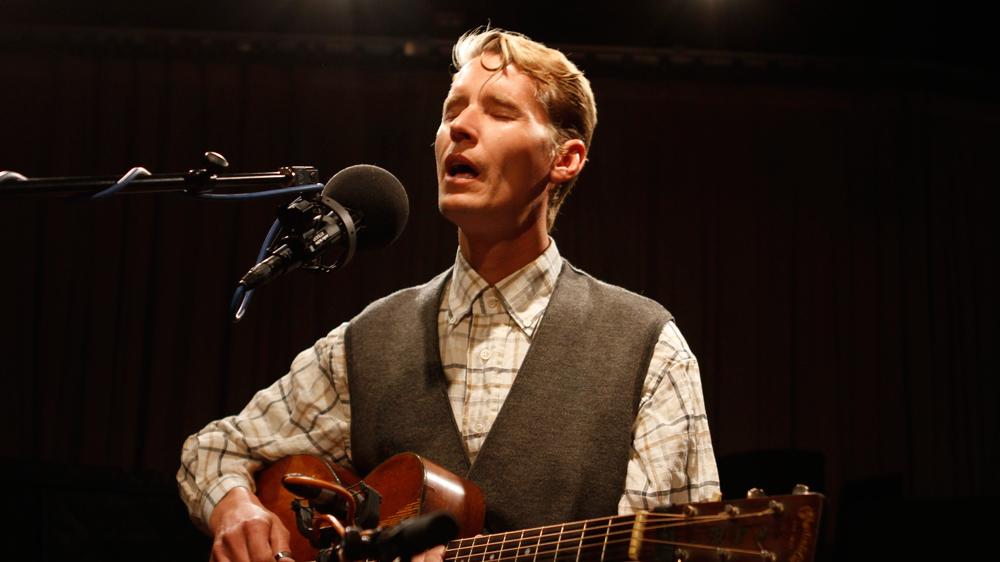 Tom Brosseau: Gentle Acoustic Folk With A Twist | Soundcheck | WNYC Studios