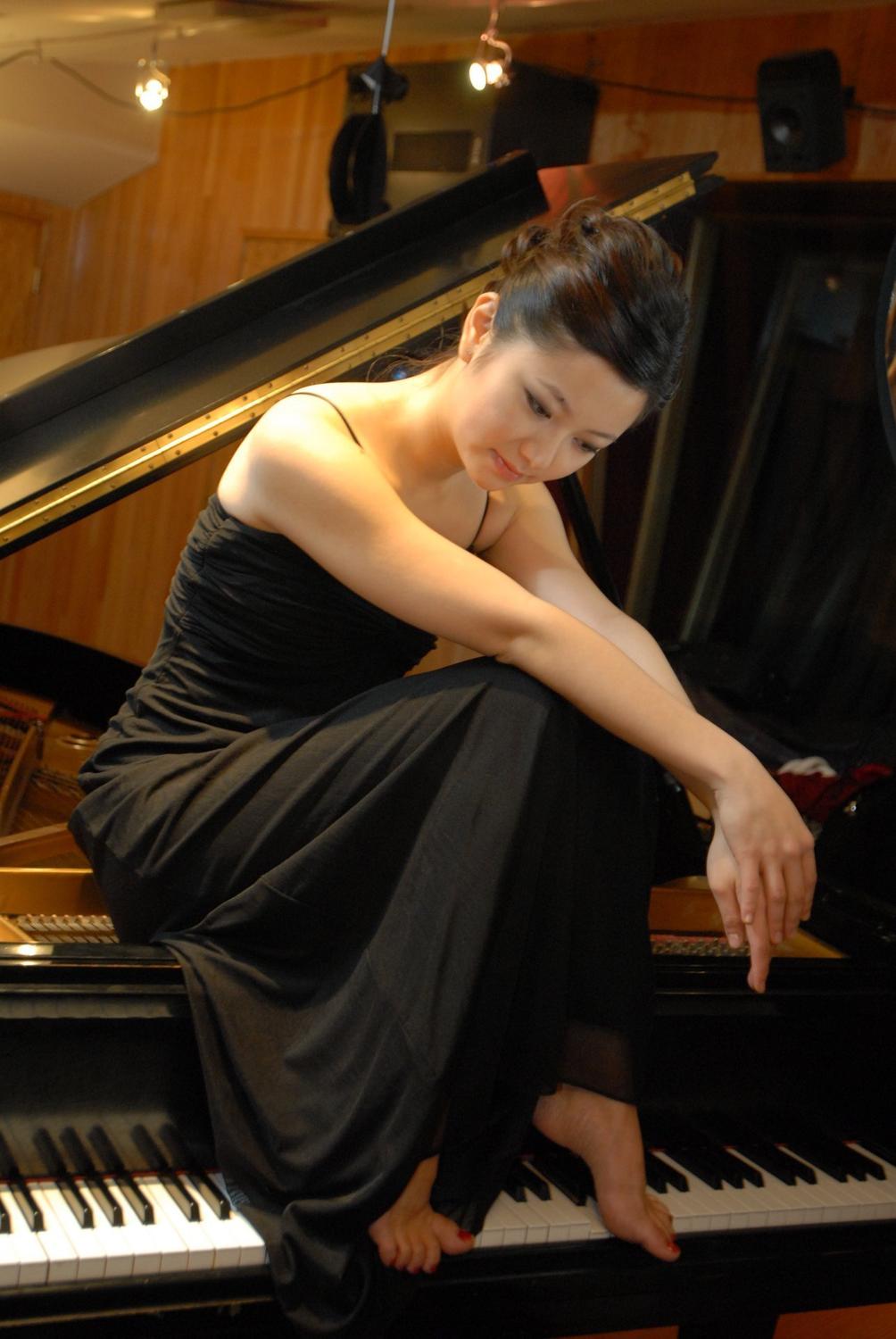 Grooves, Pulses/Florals and Lines with Vicky Chow | Mixtapes | WQXR