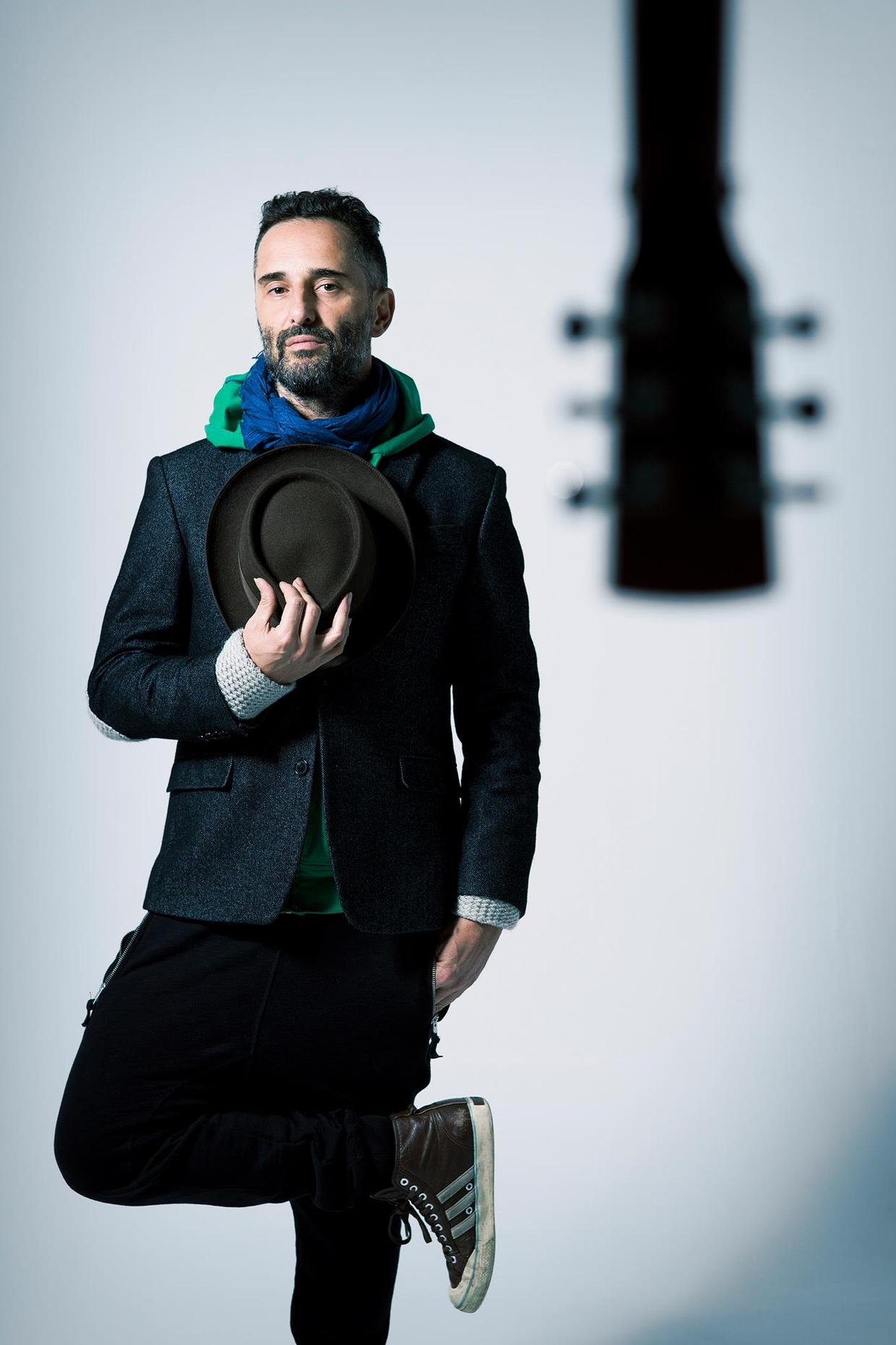 Jorge Drexler Captivates With Heartfelt Guitar-Based Electrified Songs ...