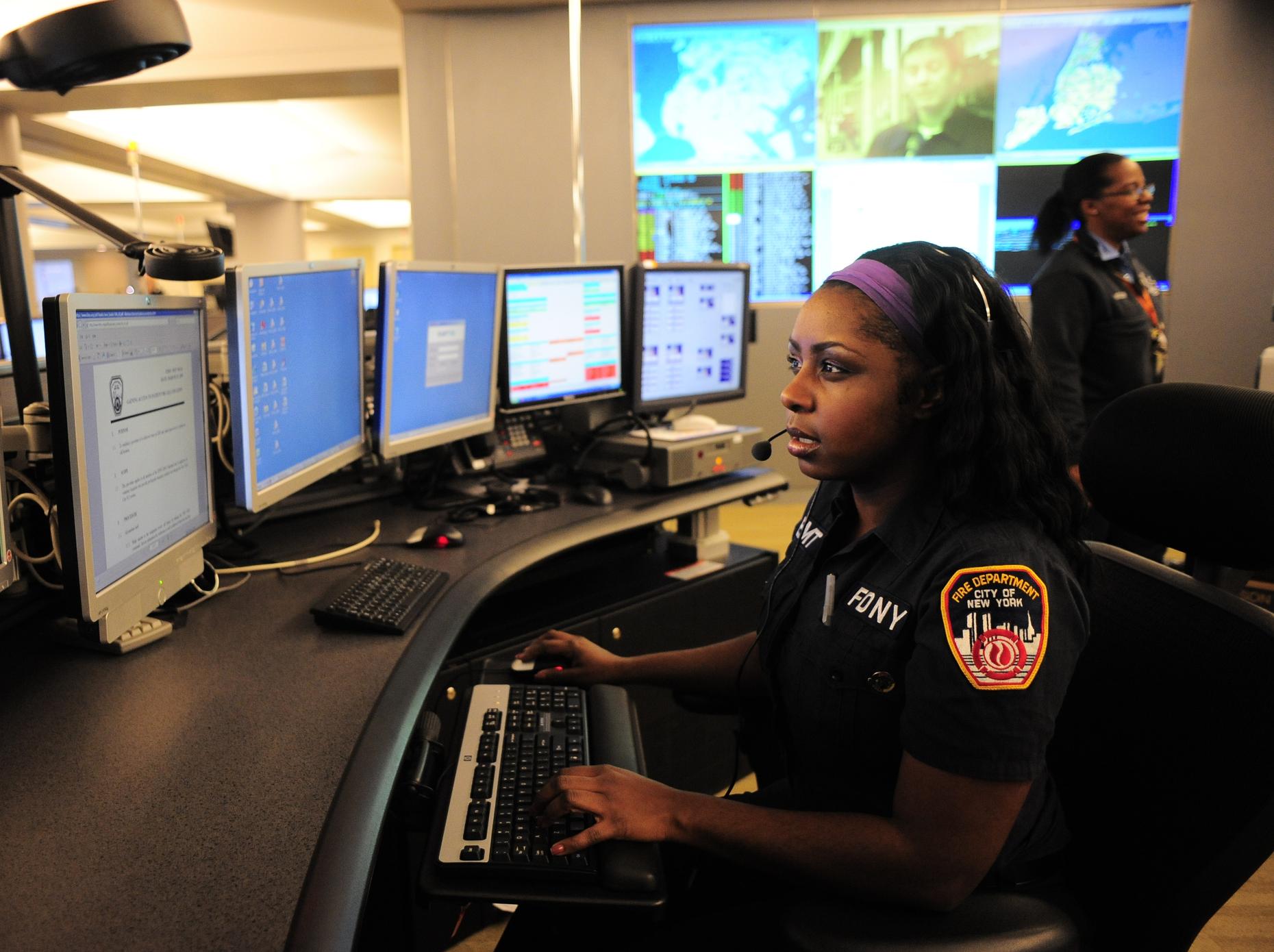 911 Dispatcher 911 Operator Receives Fire Call From Her Own Daughter