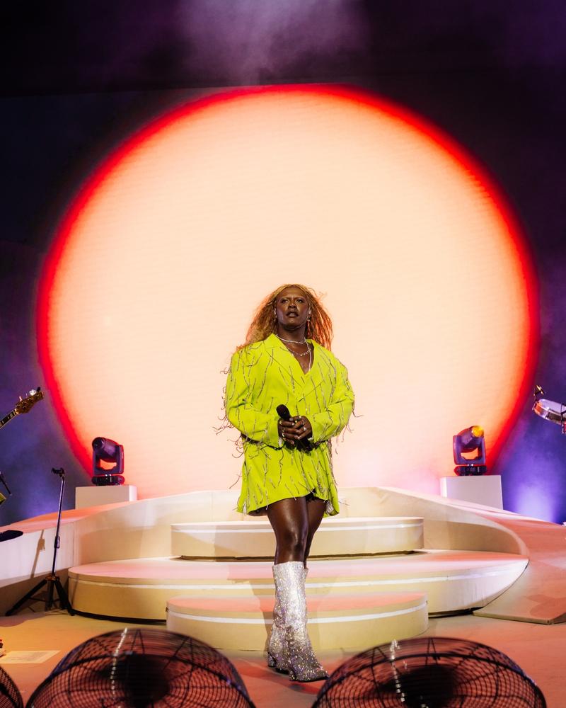 Brazilian Artist Liniker Performs Live and Talks 'CAJU' Album | All Of ...